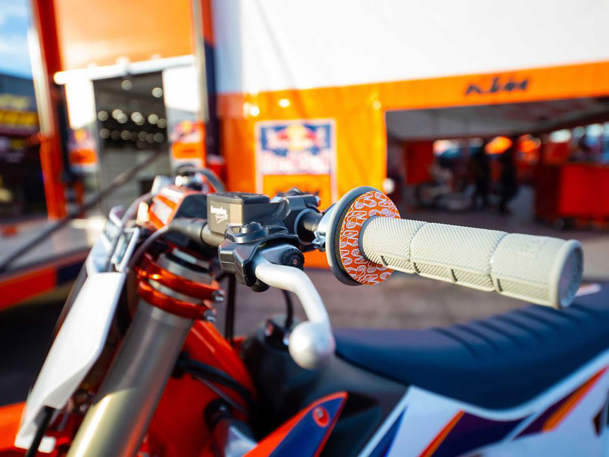 2020 Factory Supercross Bikes Kawasaki KX250F / KTM 450 SX-F ...