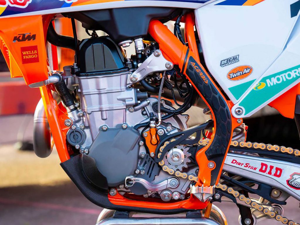 2020 Factory Supercross Bikes Kawasaki KX250F / KTM 450 SX-F ...