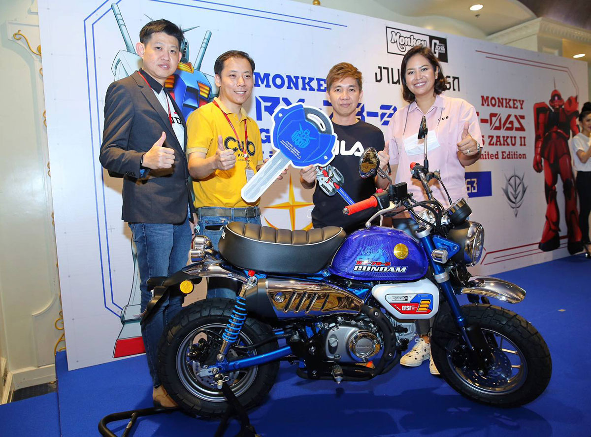 สองหนุ่มแฟนกันดั้มพันธุ์แท้ชนะประมูล Monkey Limited Edition ...
