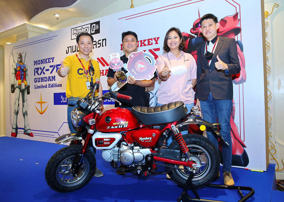 สองหนุ่มแฟนกันดั้มพันธุ์แท้ชนะประมูล Monkey Limited Edition ...