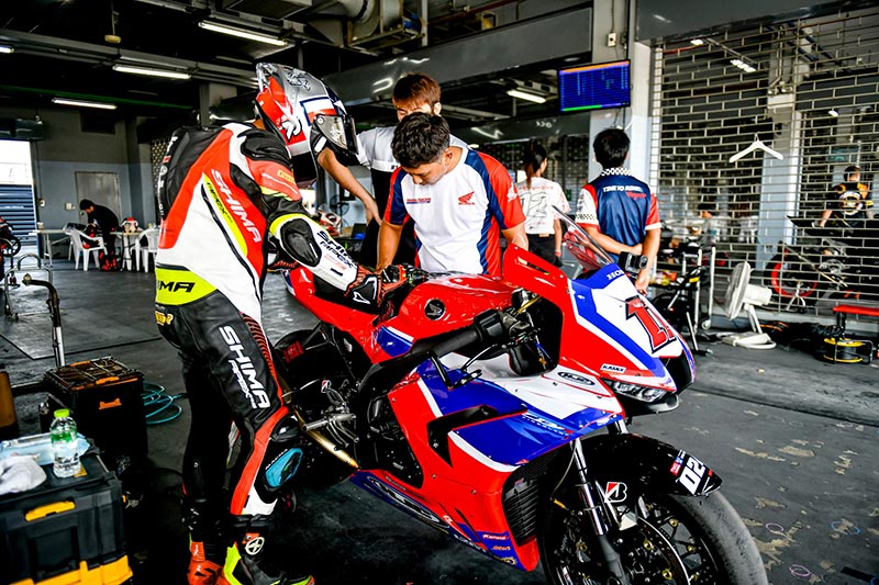 ฮอนด้าบิ๊กไบค์ พาลูกค้าสายสปอร์ตสัมผัสประสบการณ์บนสนามแข่ง